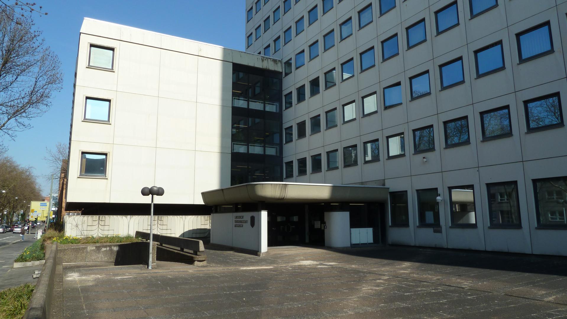 artibeau - Henryk Dywan: Betonrelief Landgericht Bochum